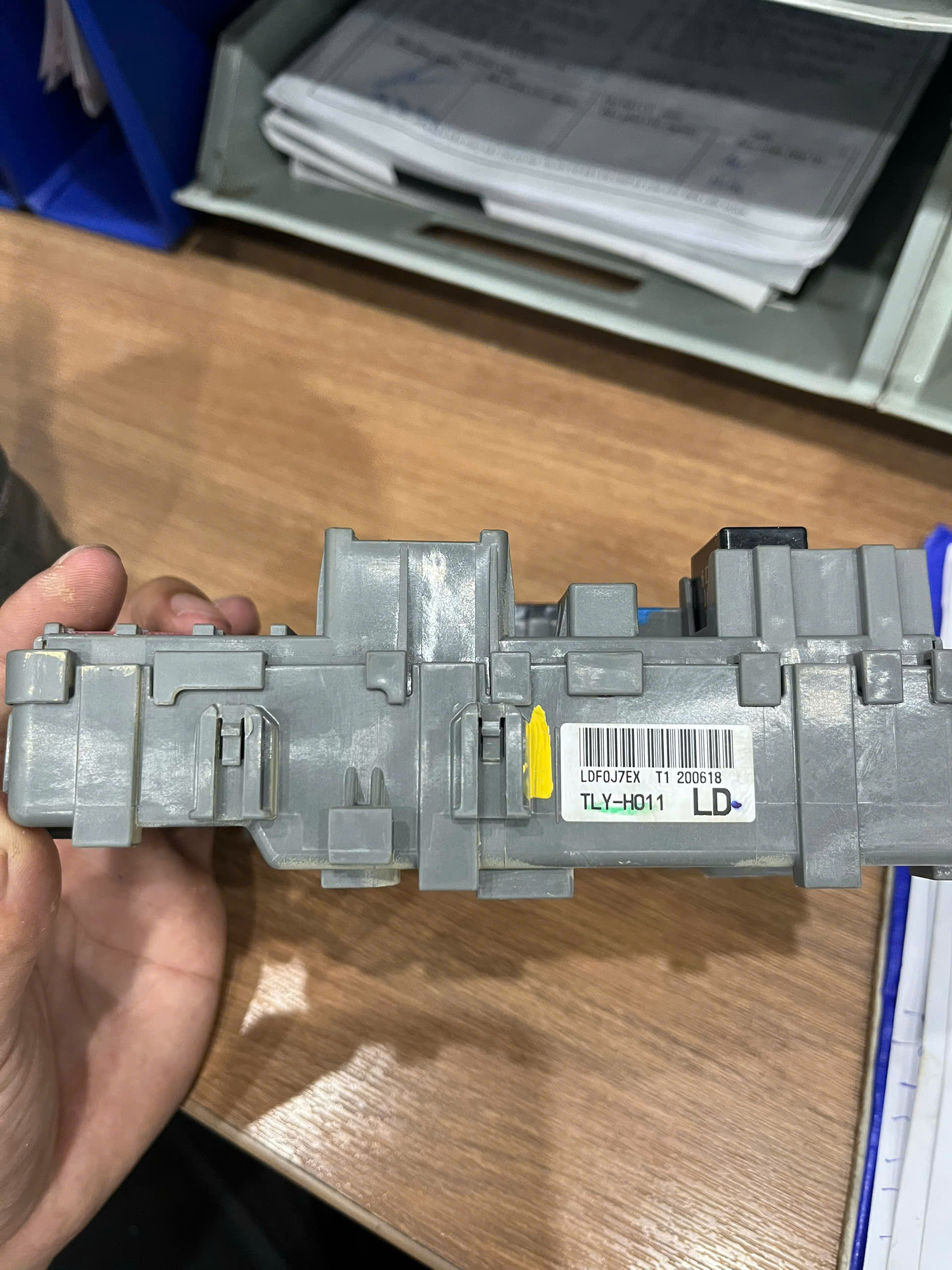 Hộp cầu chì trong táp lô xe Honda CRV hàng bãi